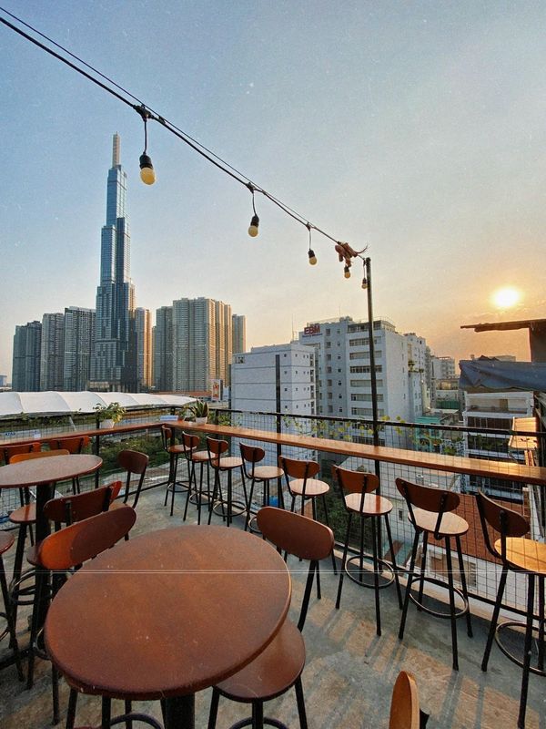Vi Vu Rooftop Bình Thạnh điểm ngắm hoàng hôn ôm trọn cả Sài Gòn