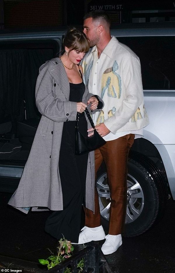 Taylor Swift tay trong tay Travis Kelce | Viết bởi thehoang005